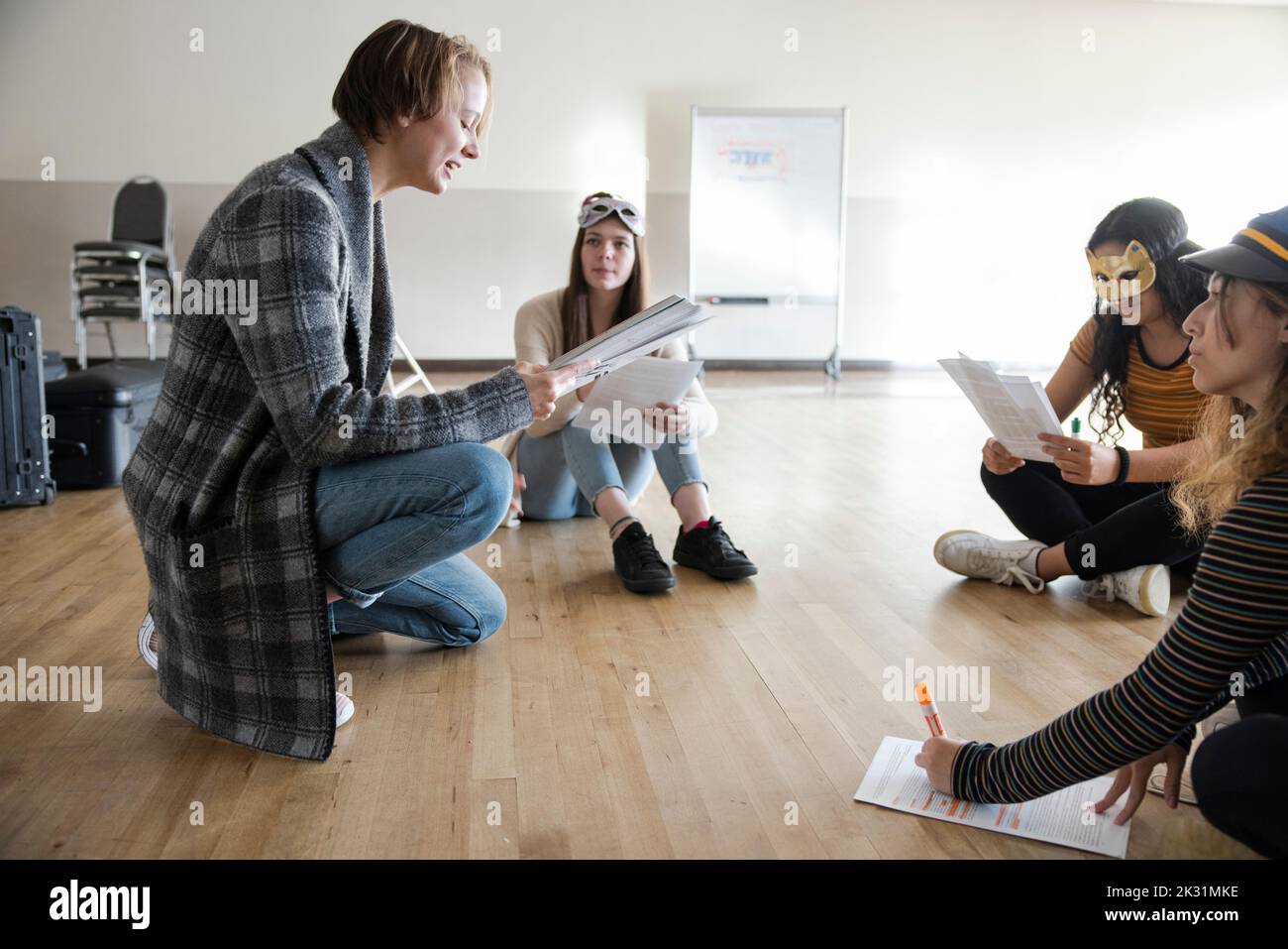 Drama students reading hi-res stock photography and images - Alamy