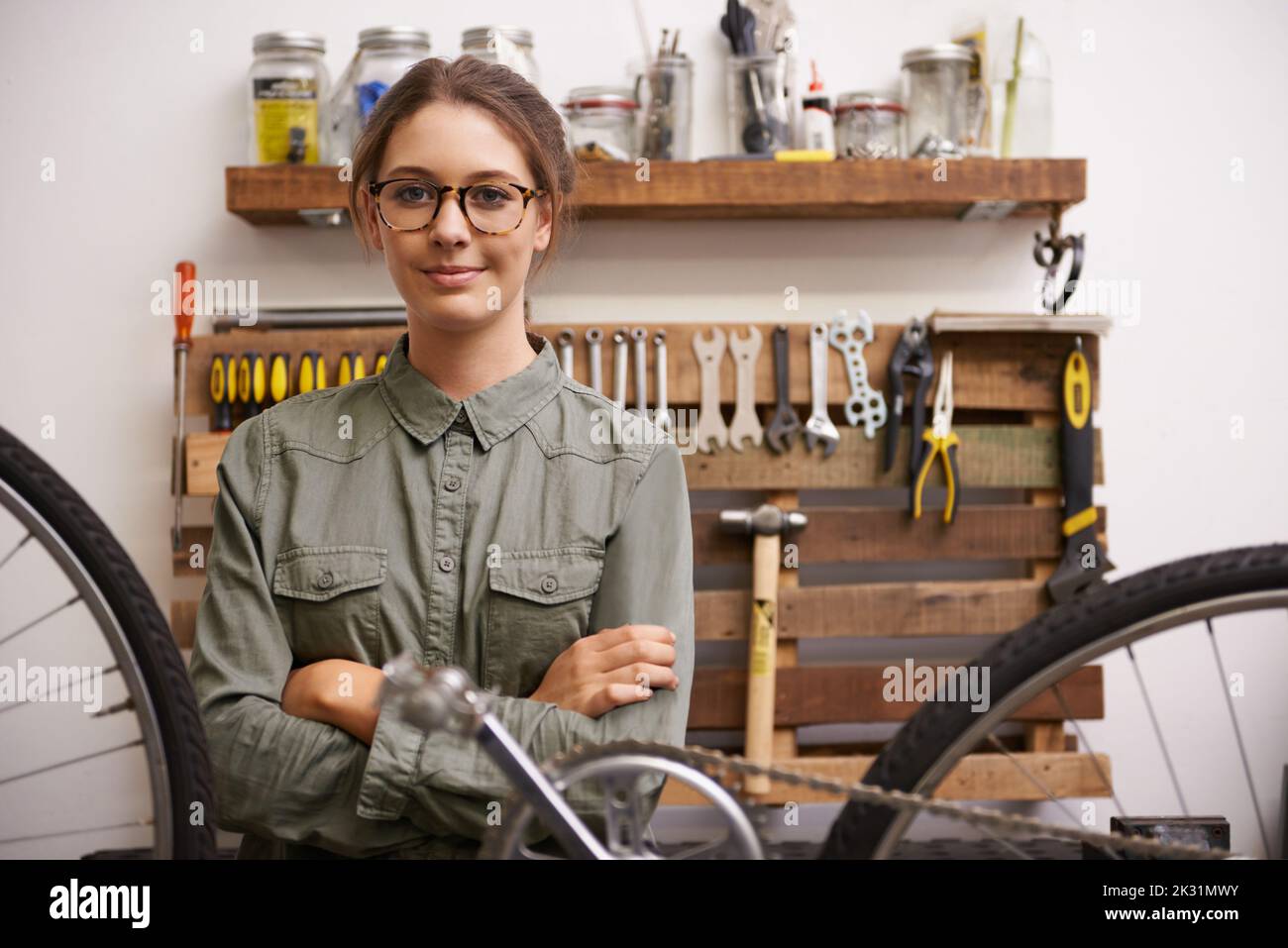 Attractive young women mechanic hi-res stock photography and images - Alamy