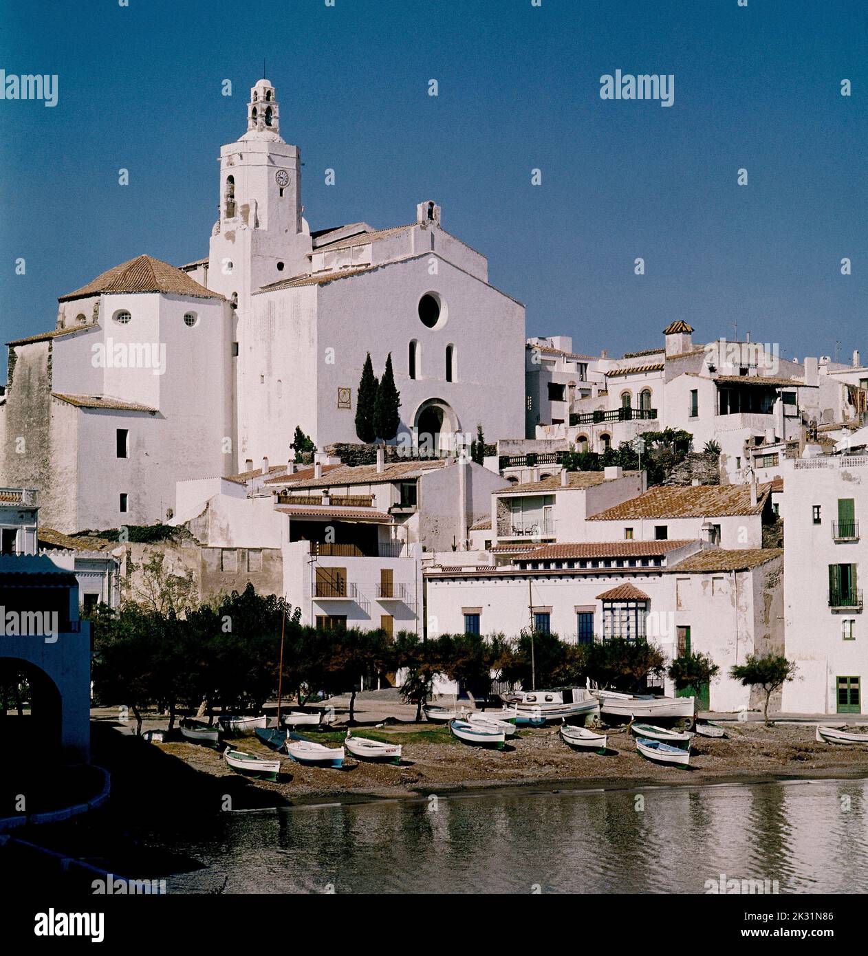 PANORAMICA DE CADAQUES CON LA IGLESIA DE SANTA MARIA AL FONDO. Location ...