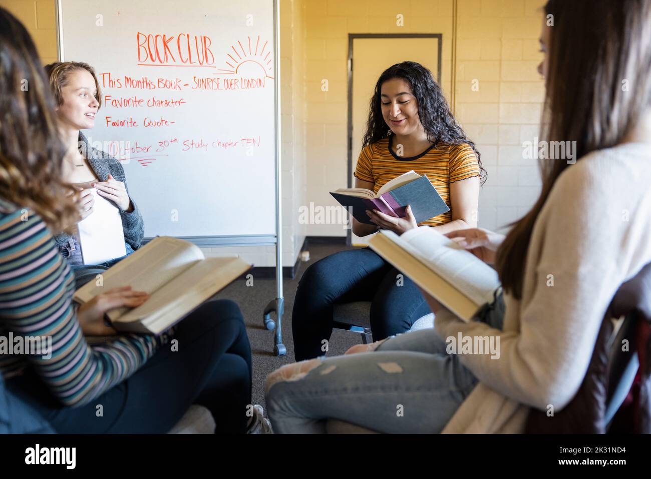 Teen girls sitting hi-res stock photography and images - Alamy