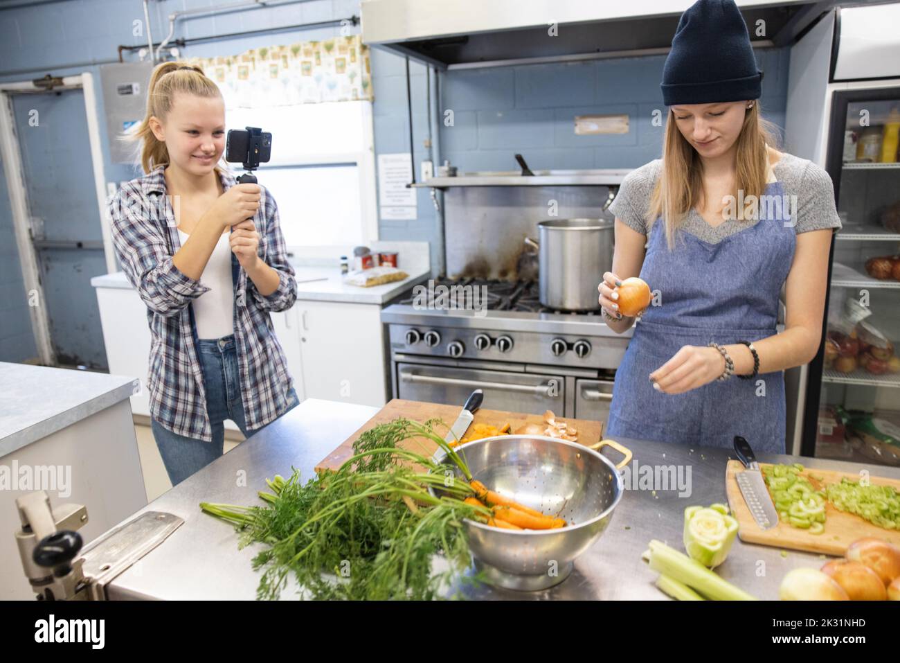 Teen girls in class hi-res stock photography and images - Alamy