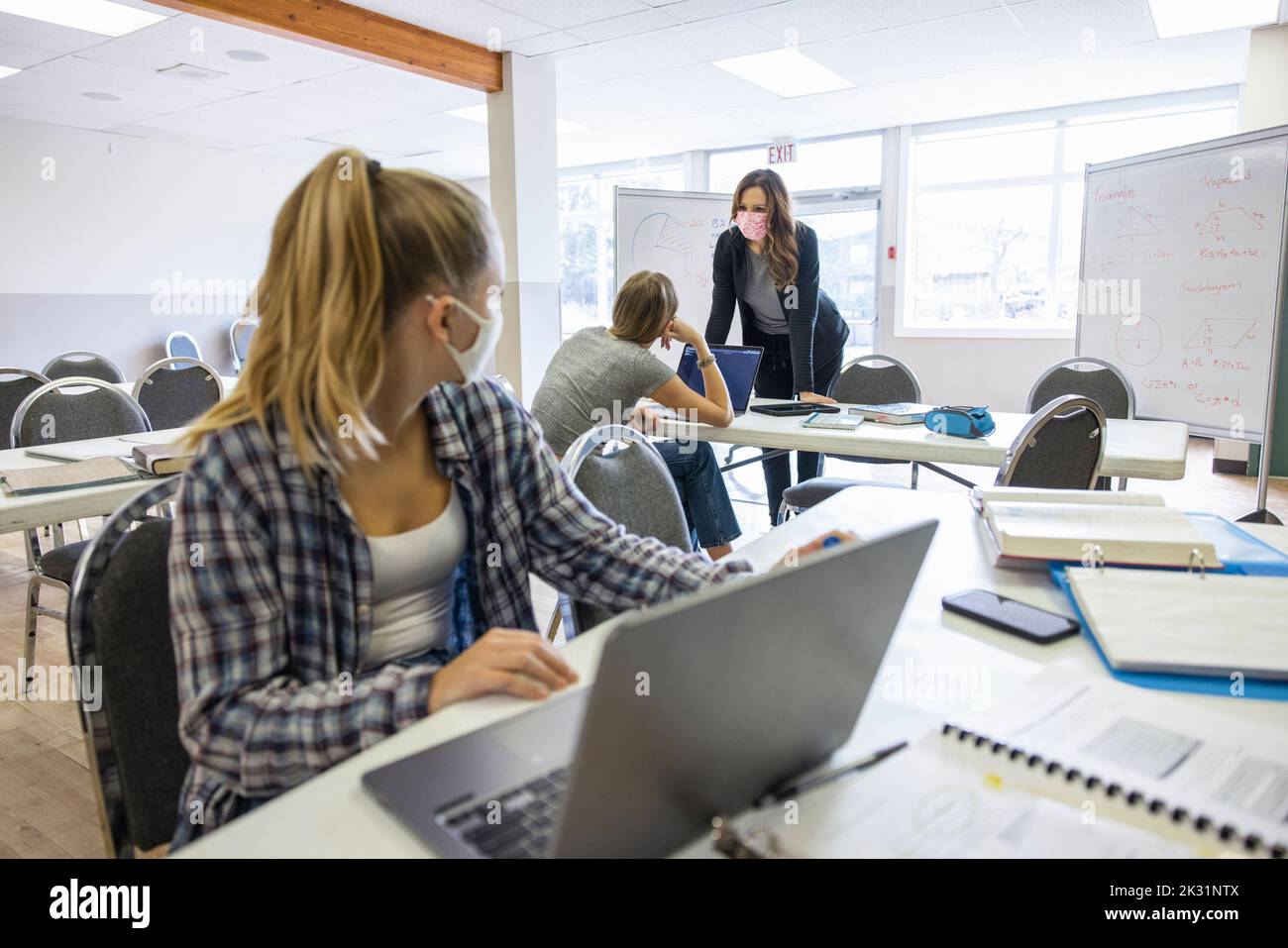 Teenage students covid masks hi-res stock photography and images - Alamy