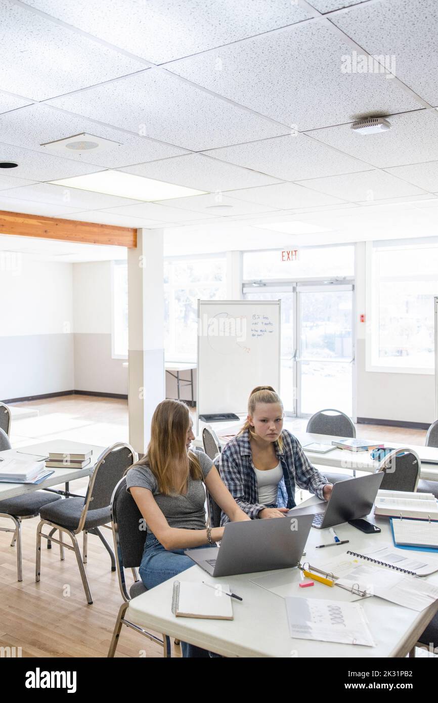 School teenage watching girls hi-res stock photography and images - Alamy