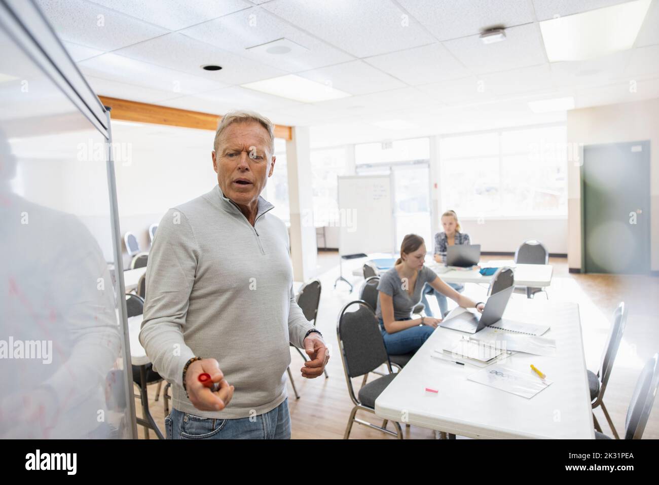 School classroom teacher lesson hi-res stock photography and images - Alamy