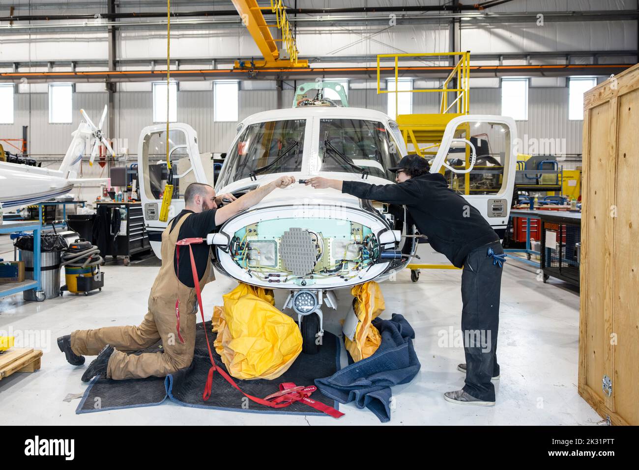Busy mechanic hi-res stock photography and images - Alamy