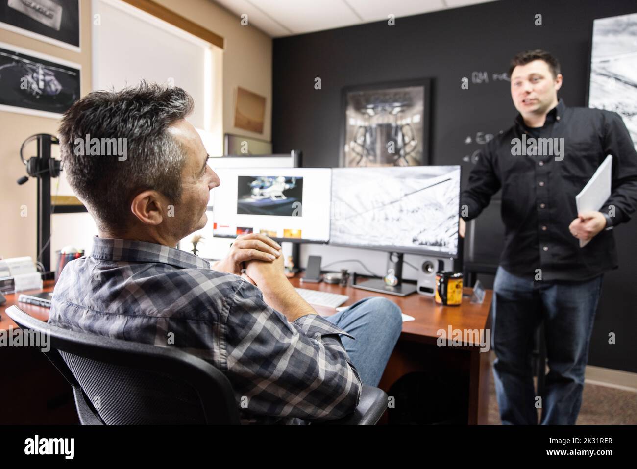 Two men chat hi-res stock photography and images - Alamy