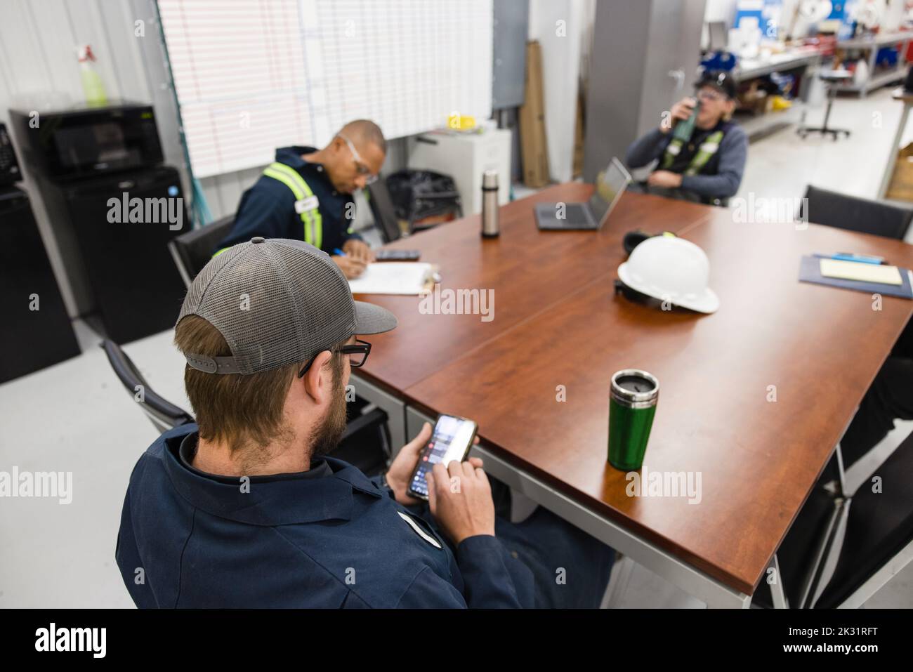 Meeting around table hi-res stock photography and images - Alamy