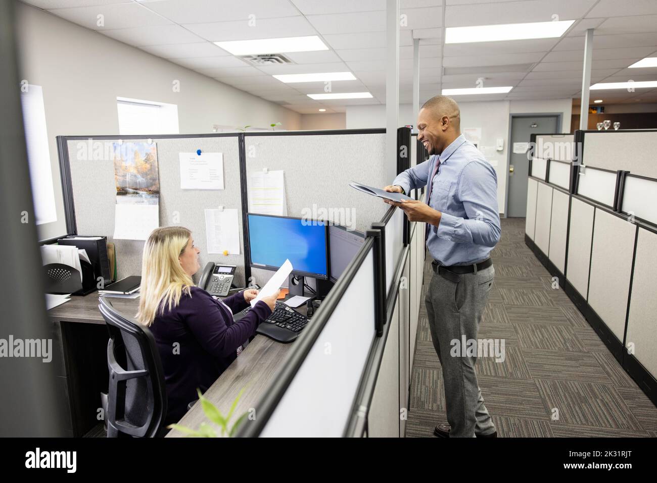 Colleague talk hi-res stock photography and images - Alamy