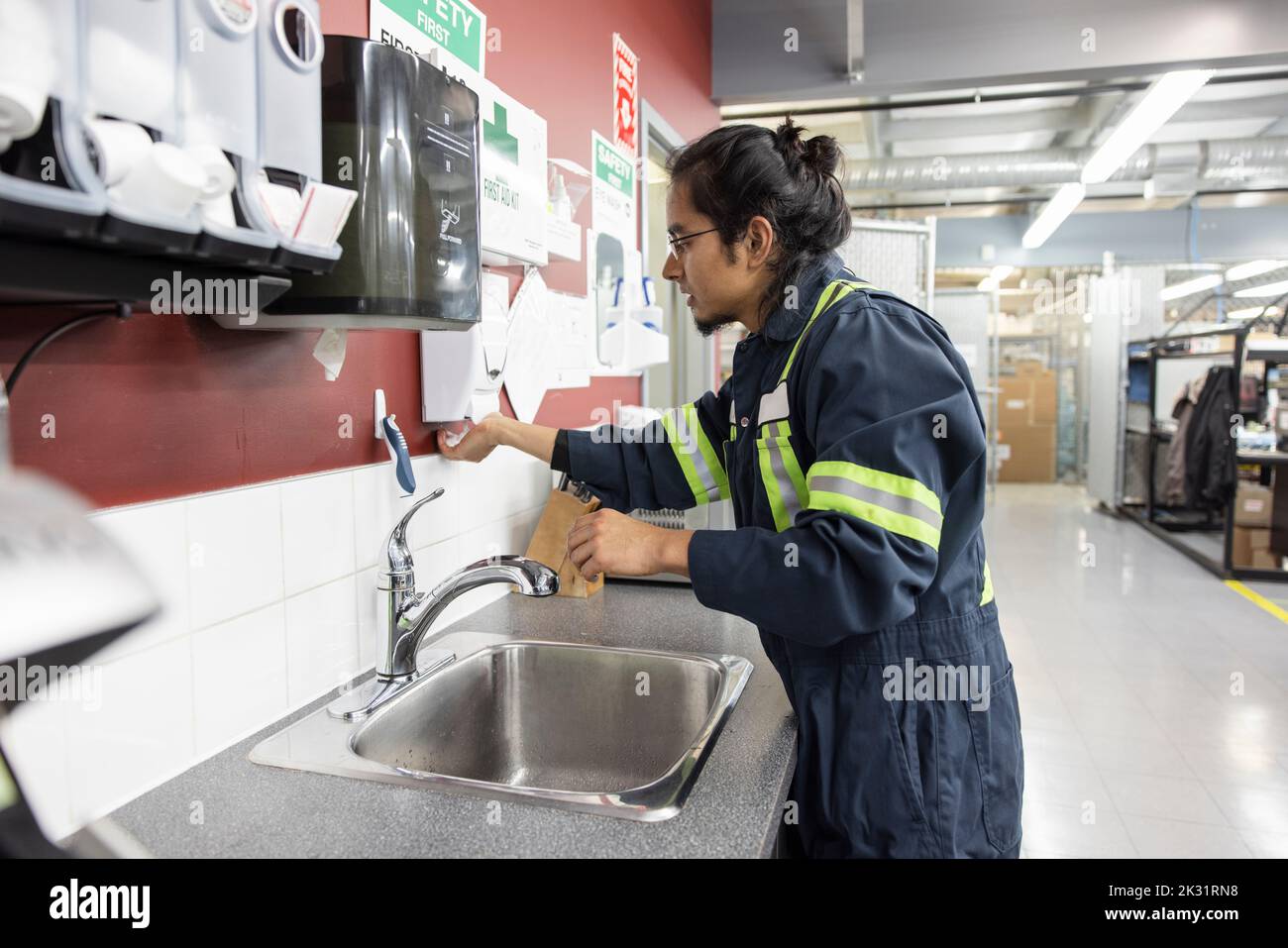 Man hands workshop hi-res stock photography and images - Alamy