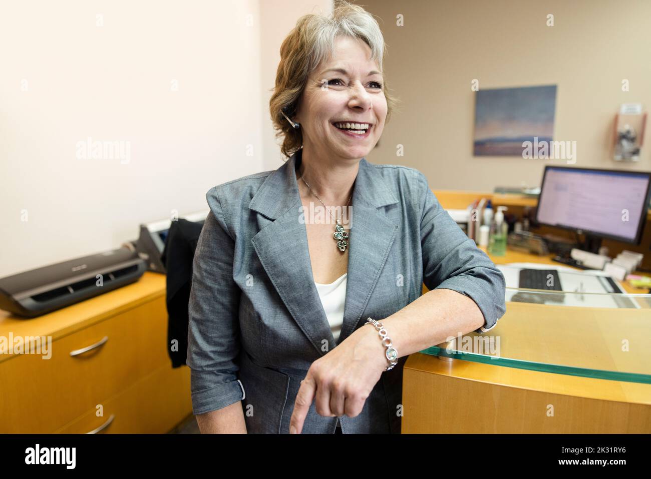 Office reception desk hi-res stock photography and images - Alamy