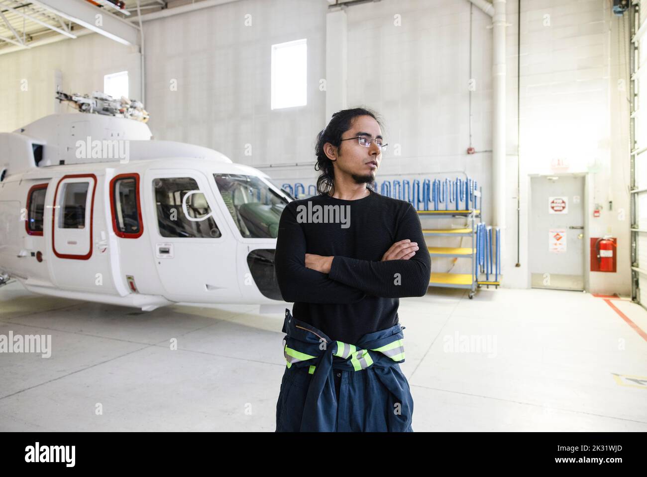 People standing in an aircraft hi-res stock photography and images - Alamy