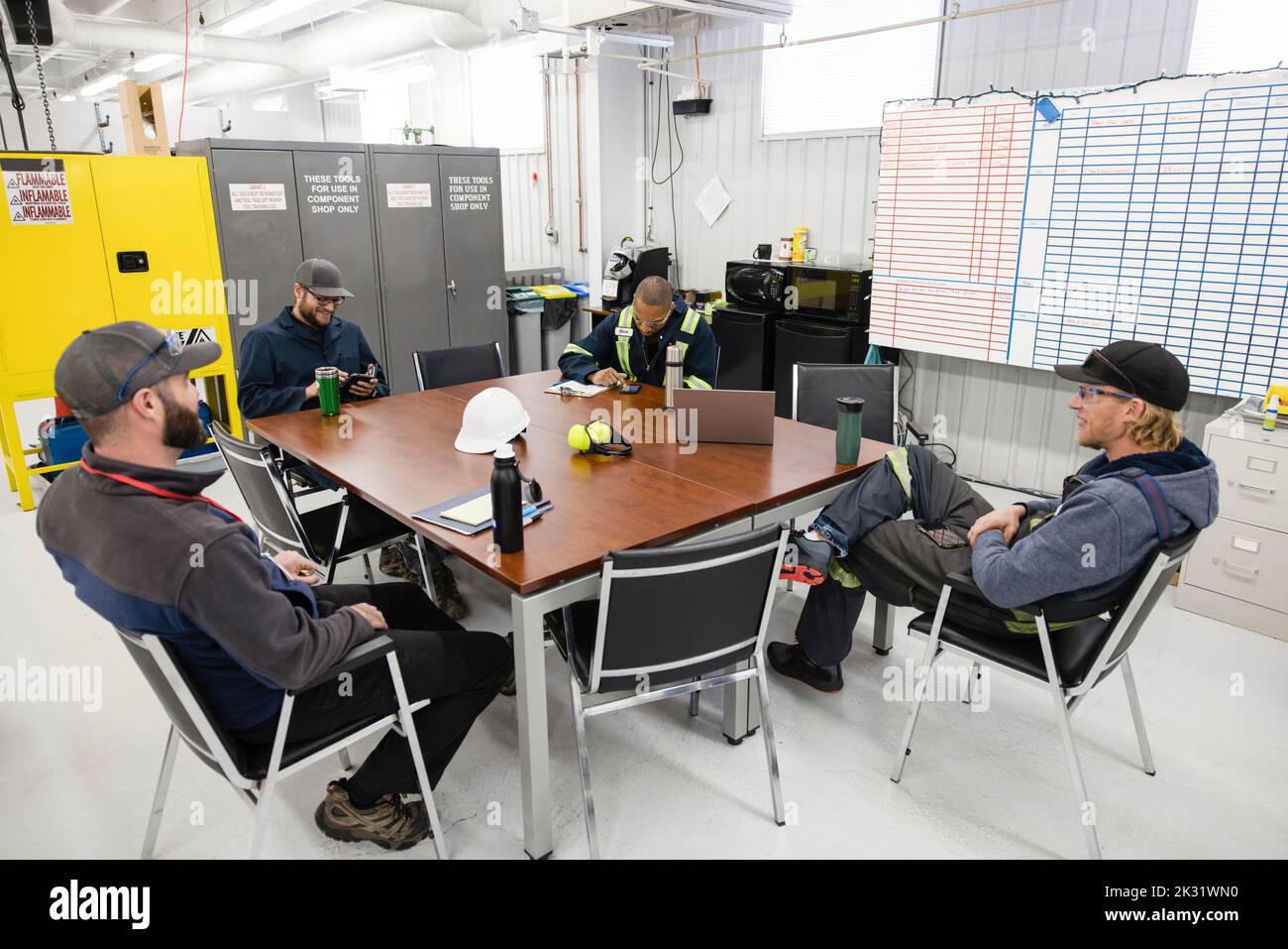 Sitting around the table hi-res stock photography and images - Alamy