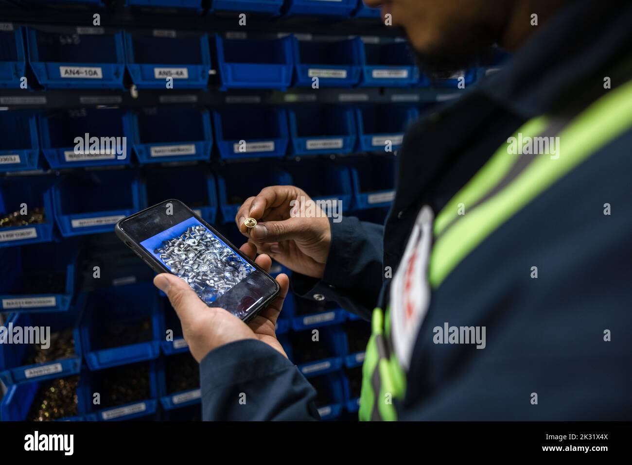 Comparing technology hi-res stock photography and images - Alamy