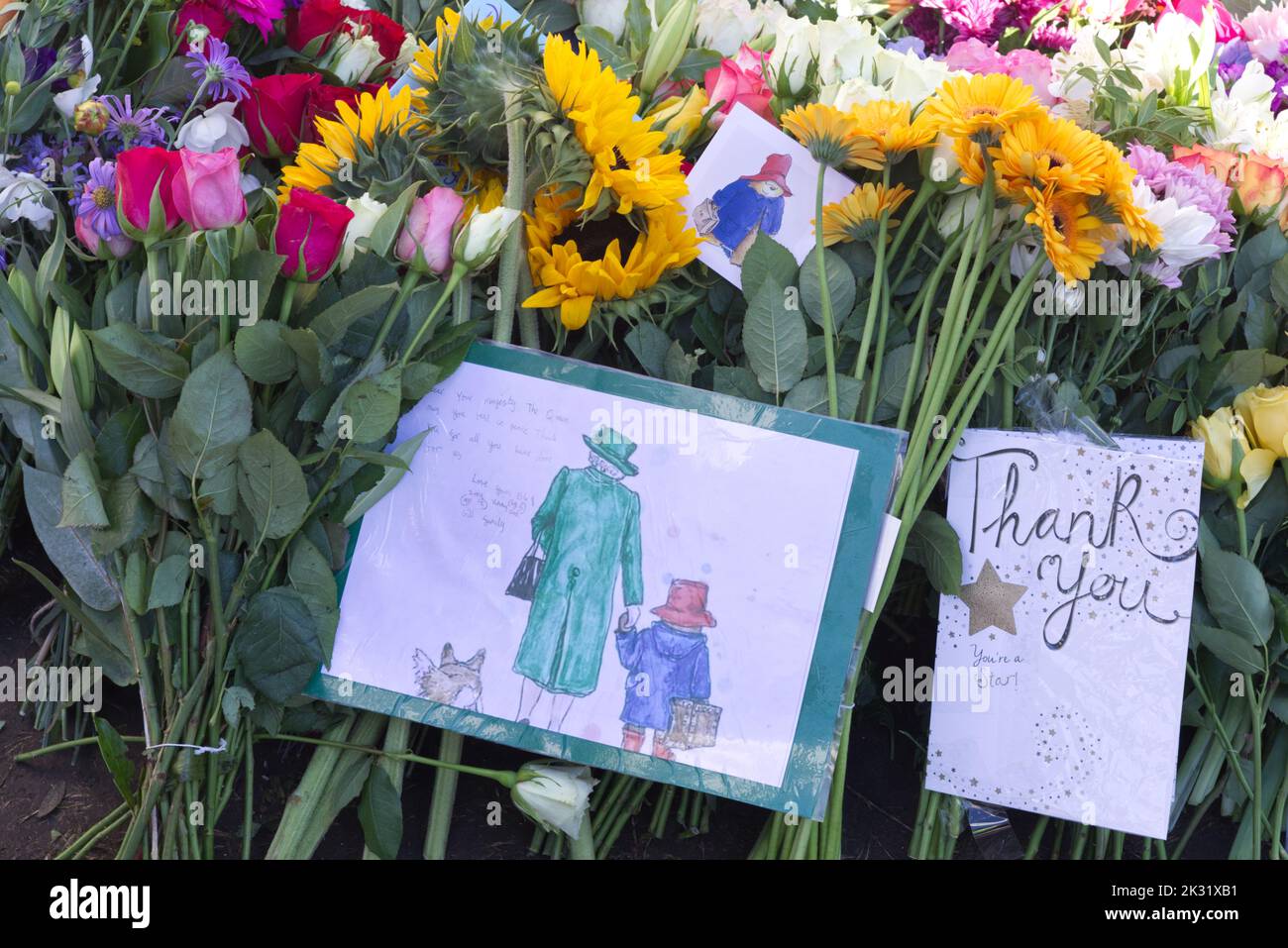 flowers and cards at Windsor castle, for the death of Queen Elizabeth ...