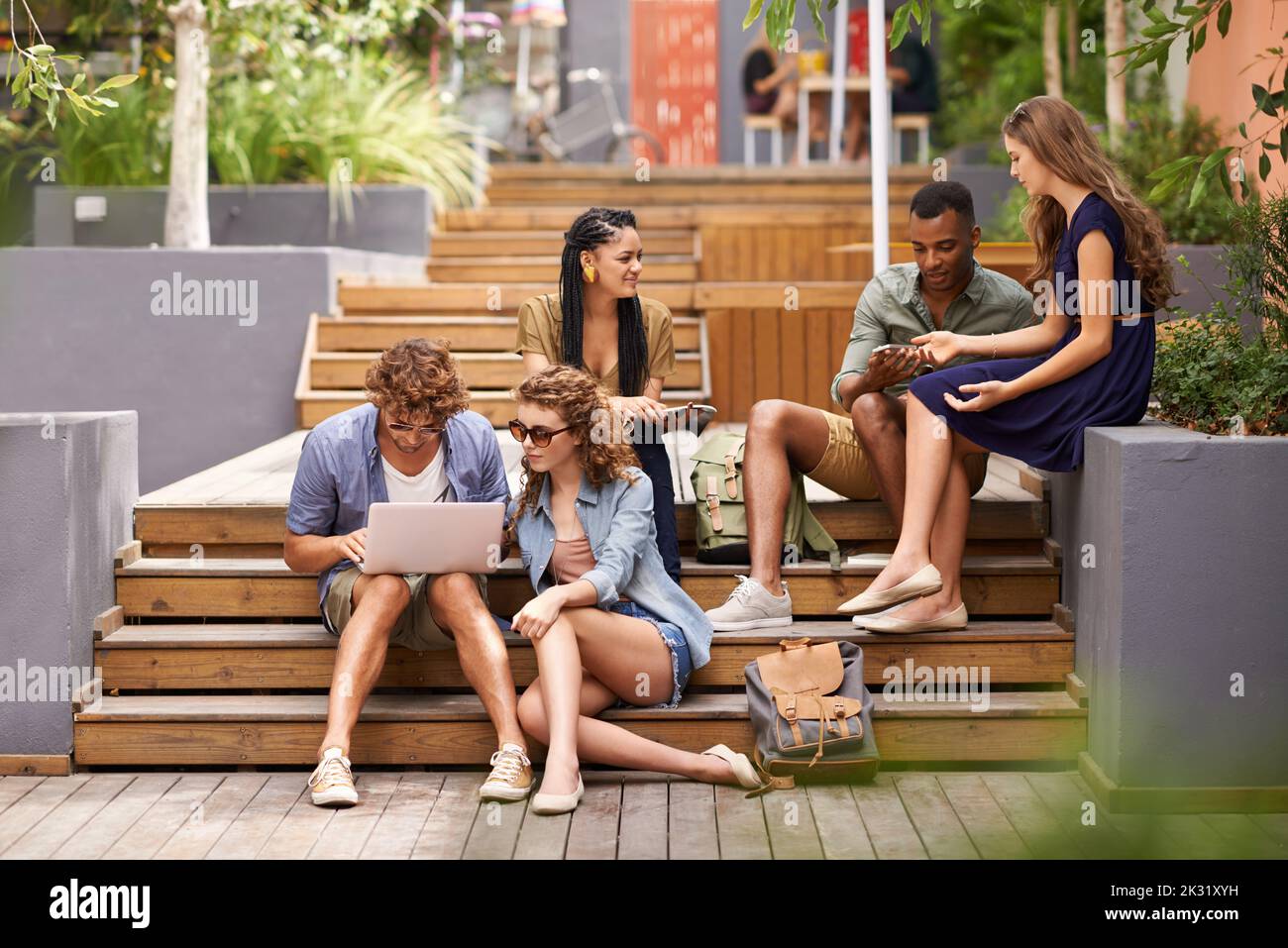 Group students circle hi-res stock photography and images - Alamy
