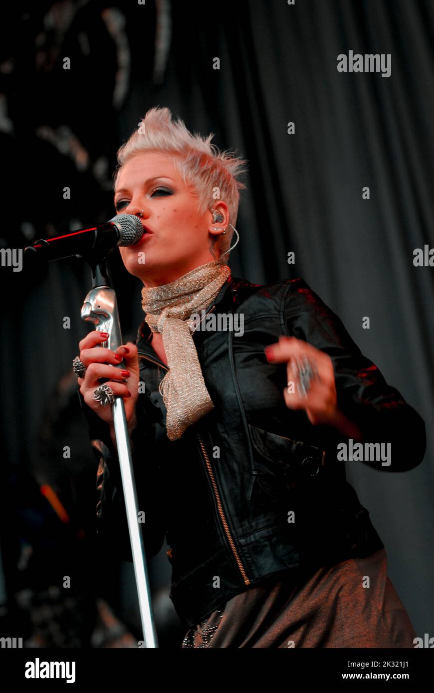 Pop singer pink hi-res stock photography and images - Alamy