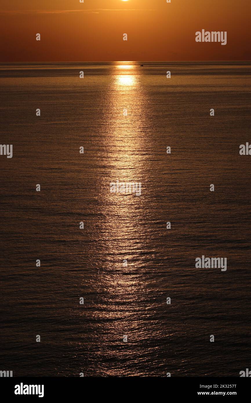 Reflections in waves hi-res stock photography and images - Alamy