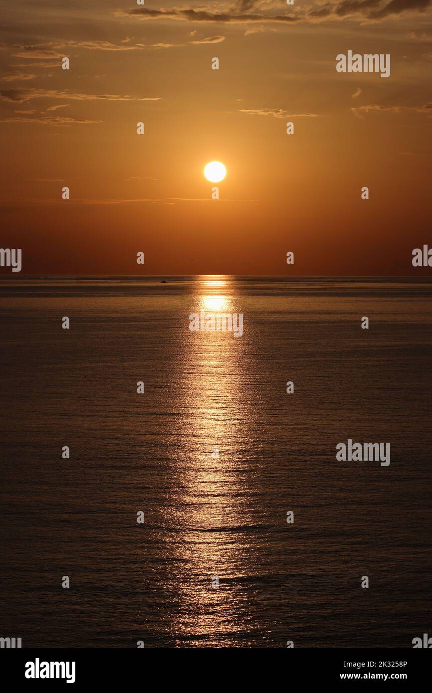 light reflections on ocean waves by the rising sun Stock Photo - Alamy