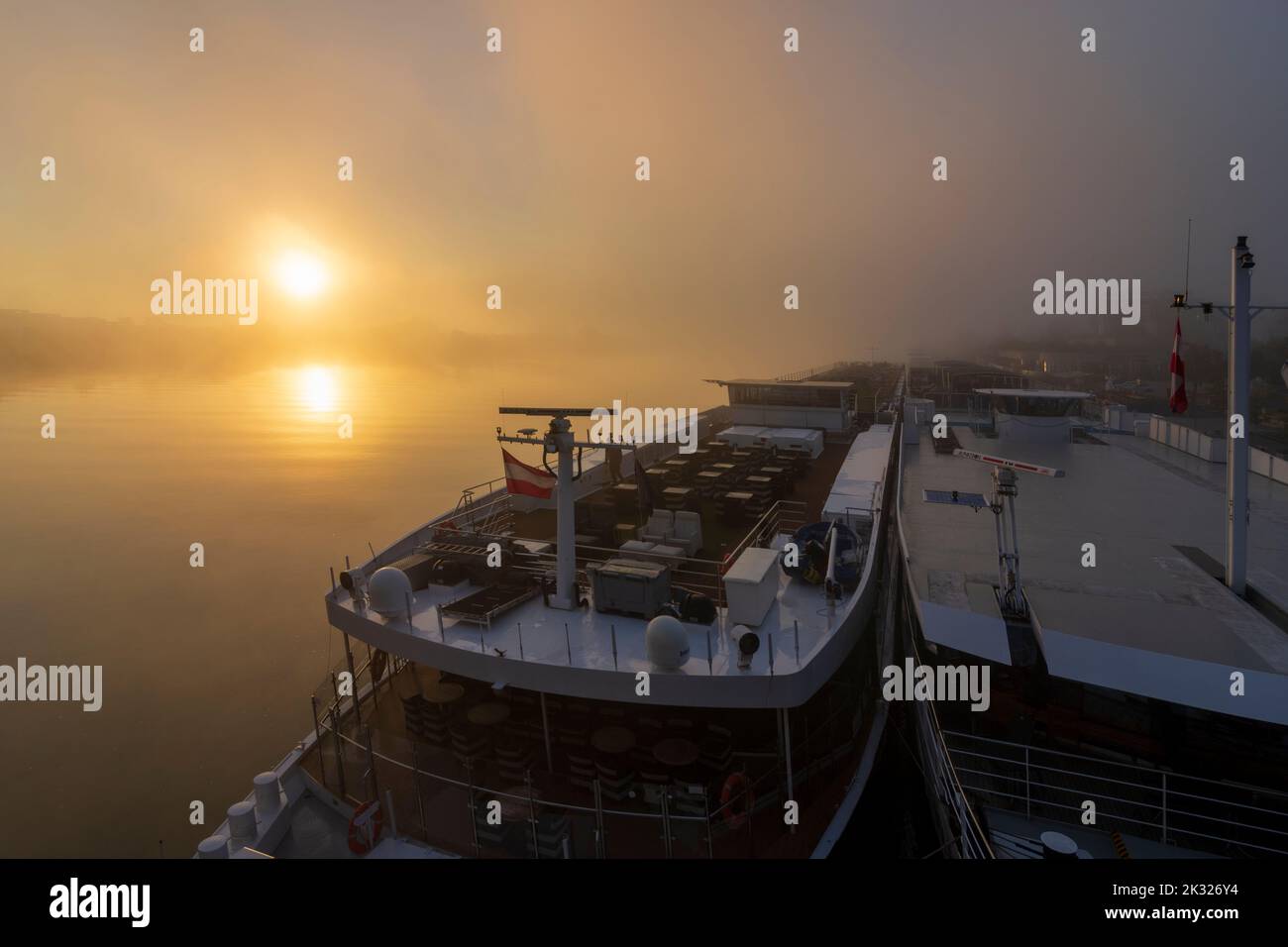 Wien, Vienna: morning fog and sunrise above river Donau (Danube ...