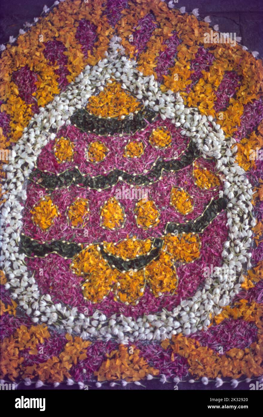 Artistic rangoli hi-res stock photography and images - Alamy