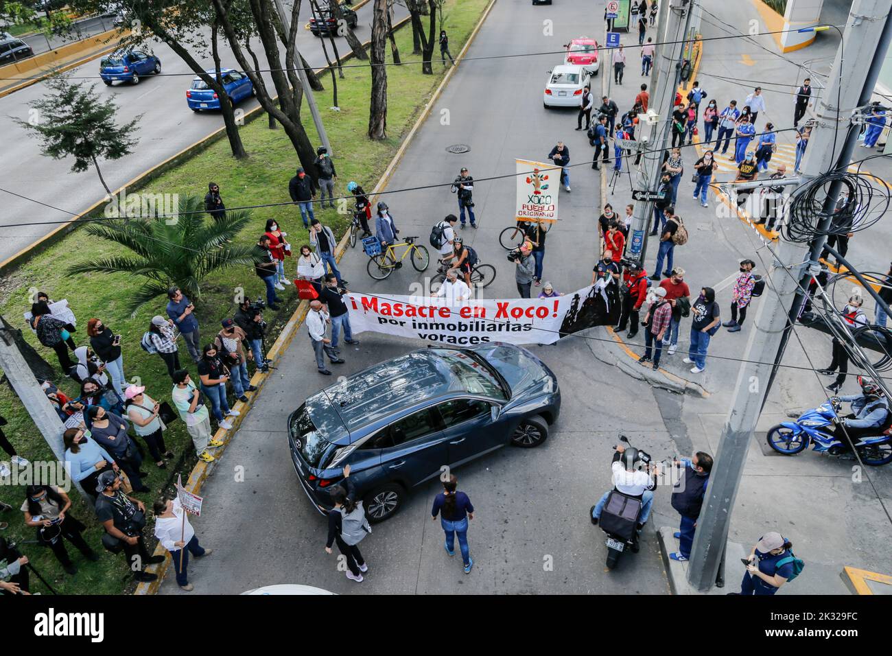 Protesters close the circulation of Avenida Río Churubusco during a ...