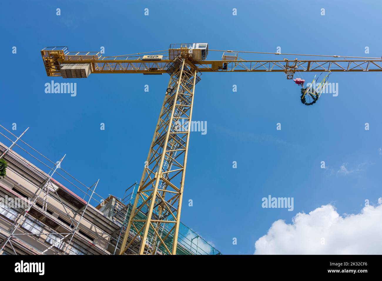 Halle (Saale): topping out ceremony, crane with topping-out crown ...