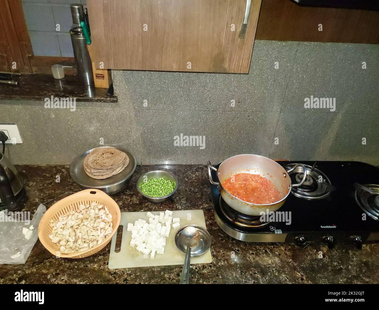 Kitchen chef plates counter hi-res stock photography and images - Alamy