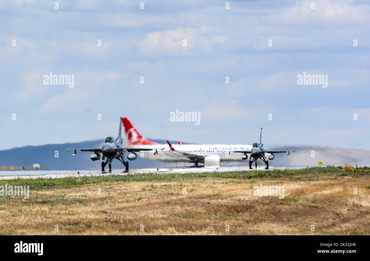 Turkish F-16's Fighting Falcon between the two Thy Boeing 737 - 800 ...