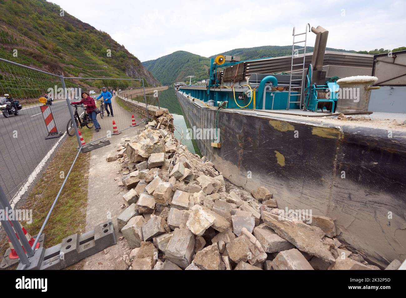 Briedern, Germany. 24th Sep, 2022. After the collision of a hotel ship ...