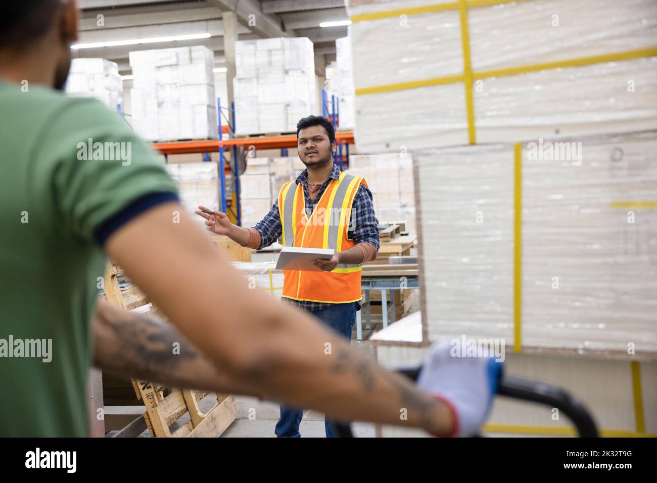 Cargo workers hi-res stock photography and images - Alamy