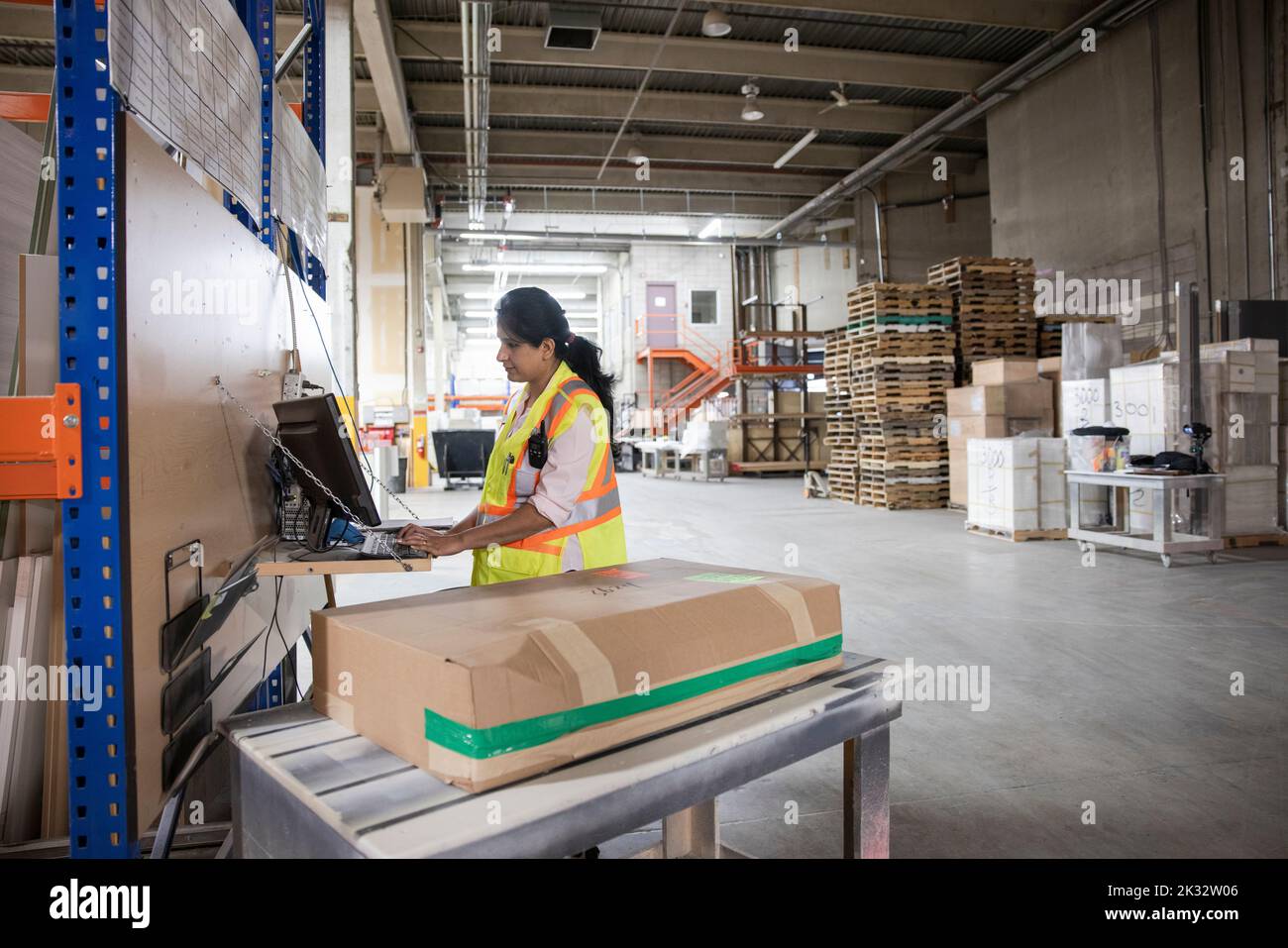 Employee on computer hi-res stock photography and images - Alamy