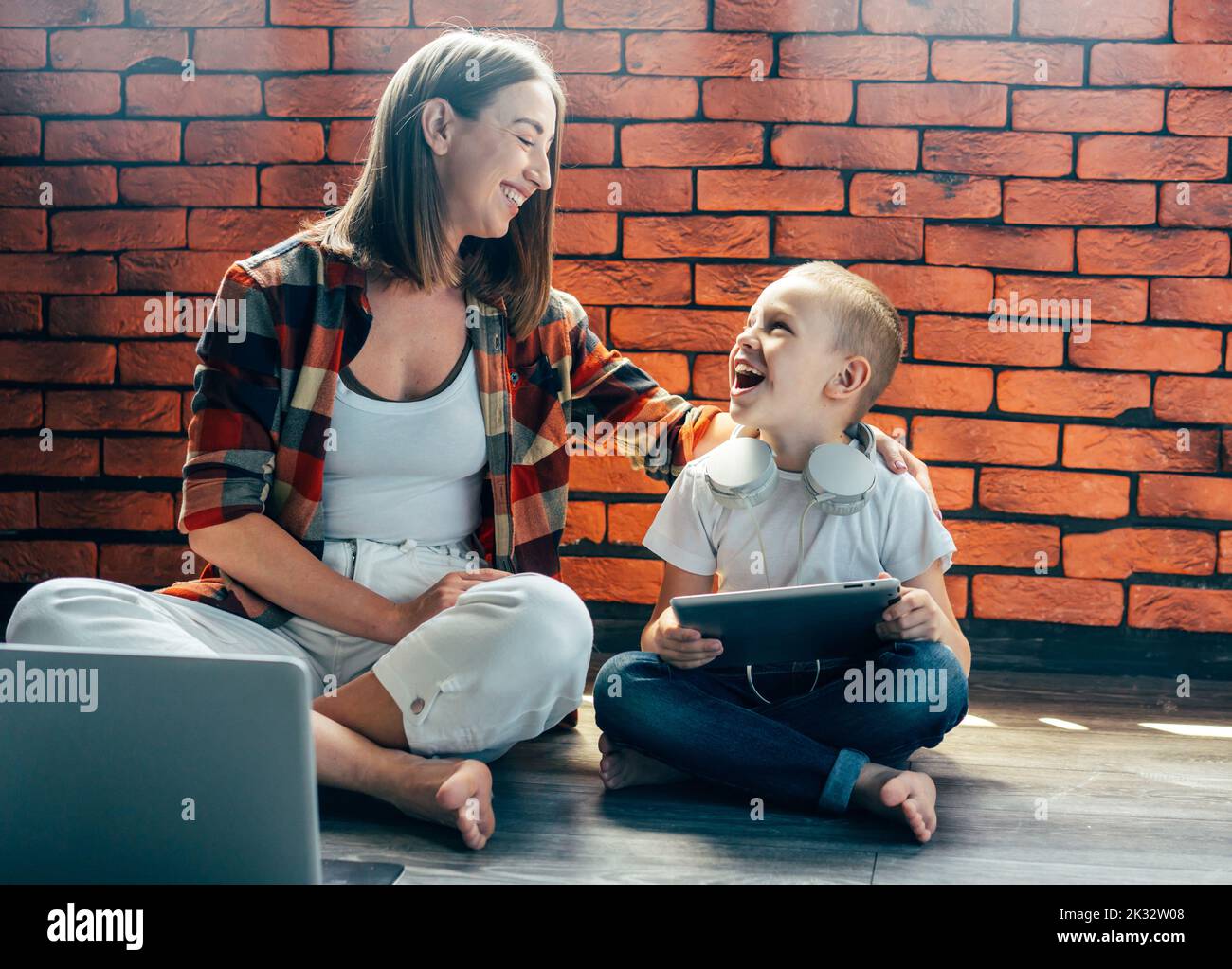 Family using electronic gadgets hi-res stock photography and images - Alamy