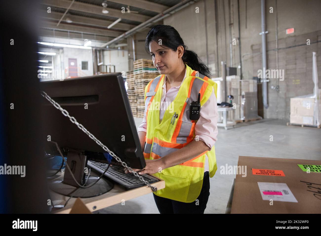 Employee on computer hi-res stock photography and images - Alamy