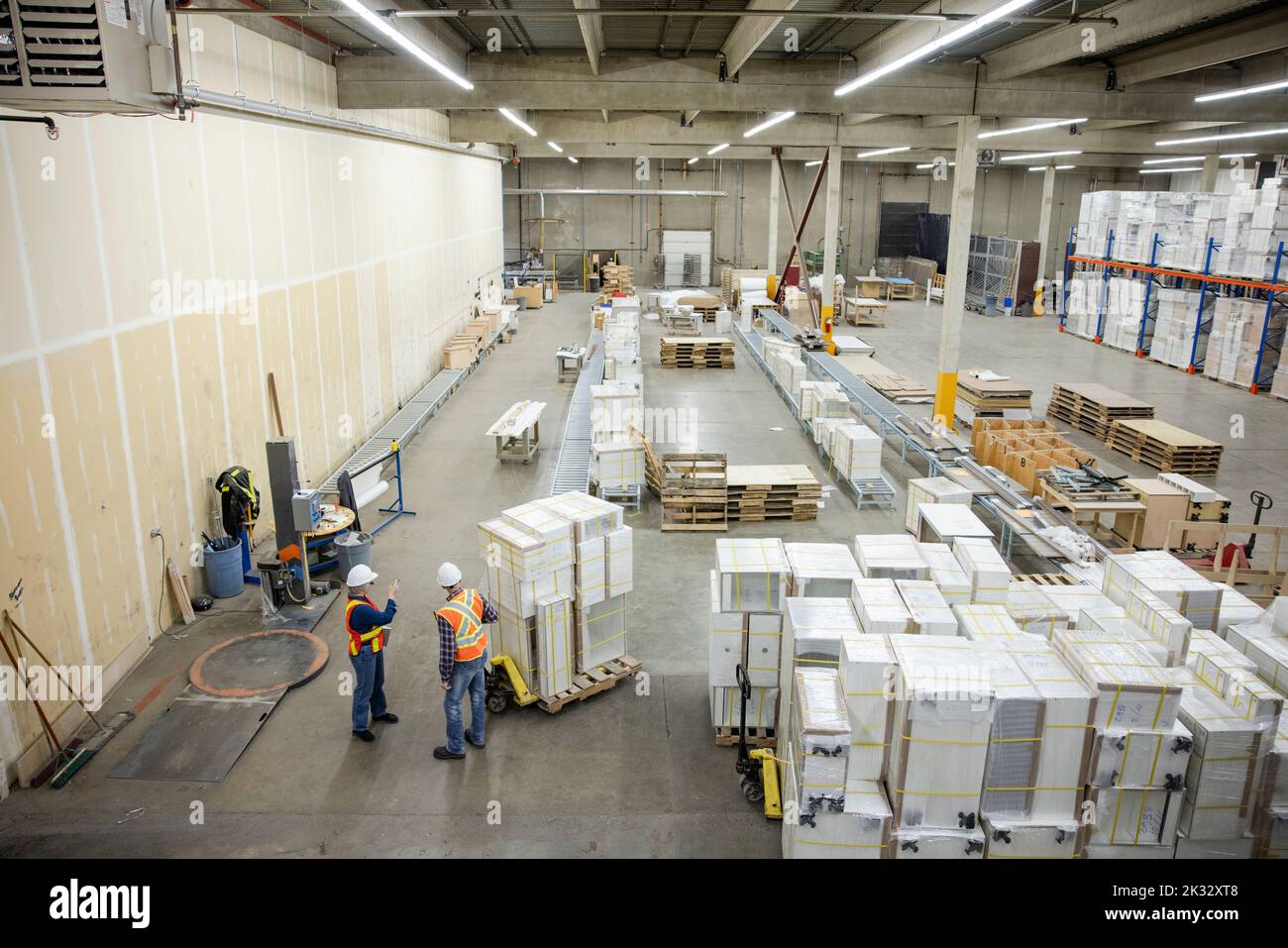 Cargo workers hi-res stock photography and images - Alamy