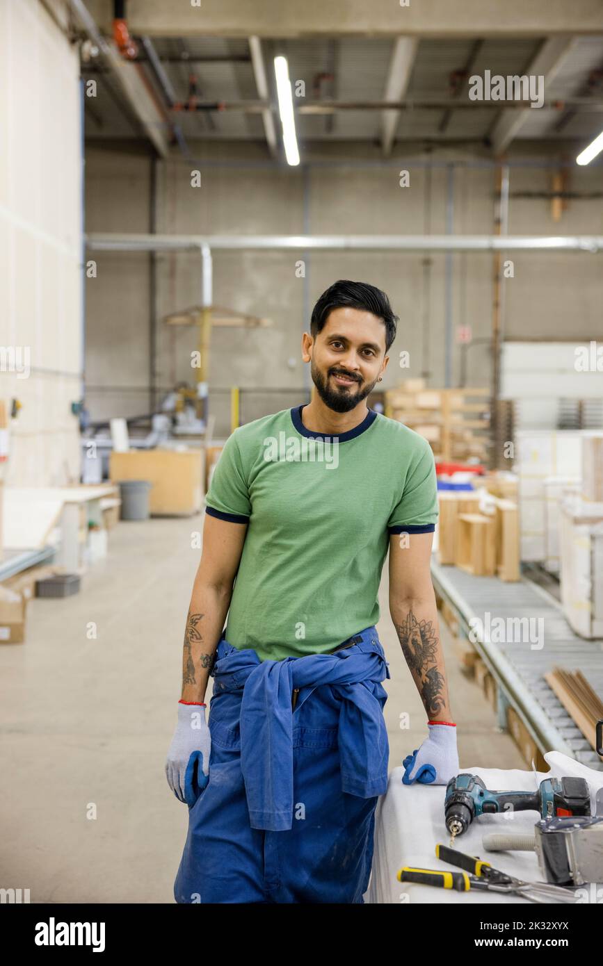 Distribution worker hi-res stock photography and images - Alamy