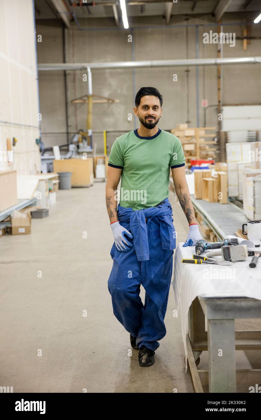 Distribution worker hi-res stock photography and images - Alamy