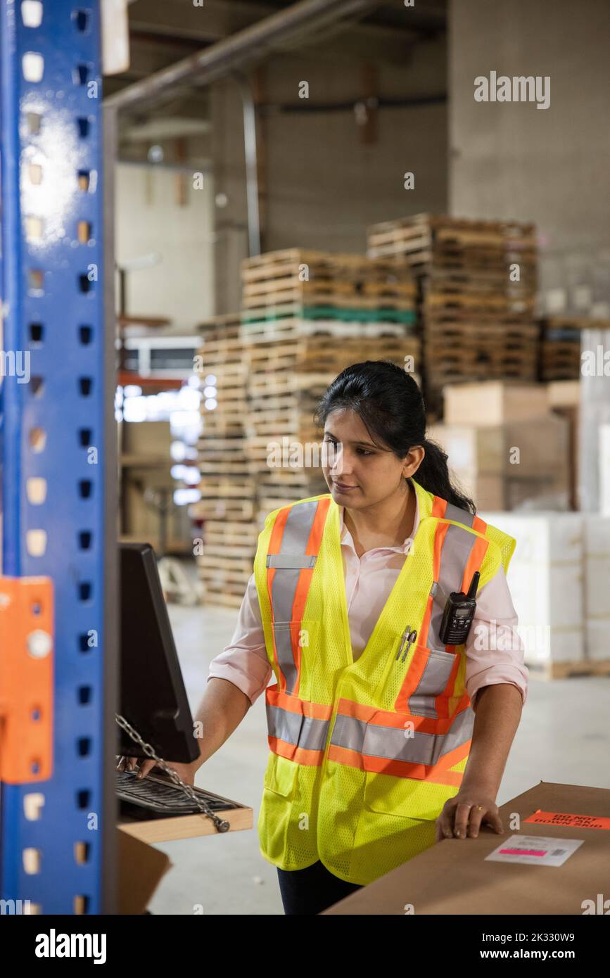Employee on computer hi-res stock photography and images - Alamy