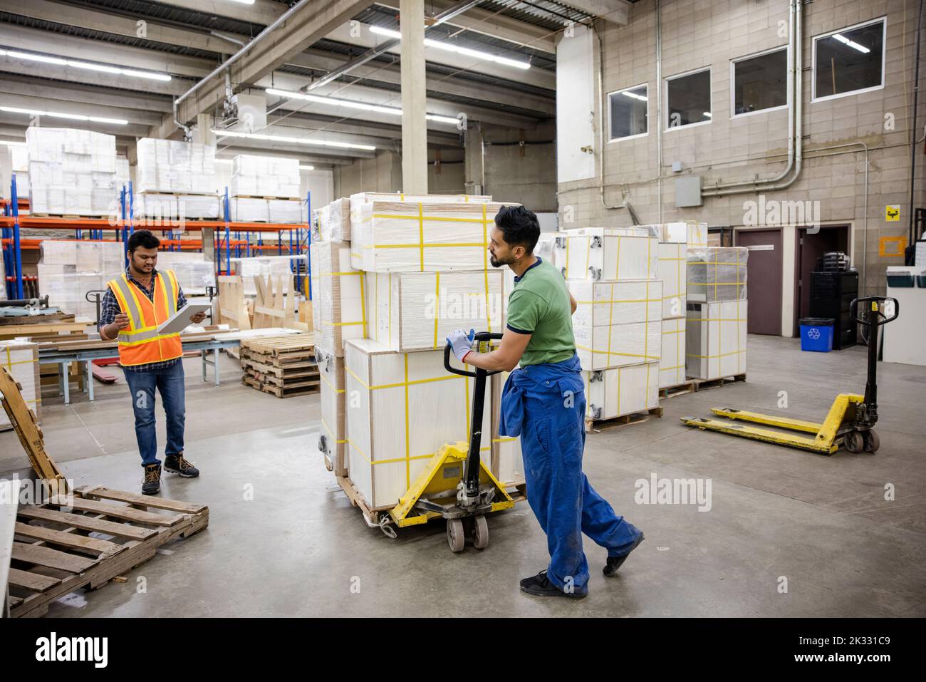 Cargo workers hi-res stock photography and images - Alamy