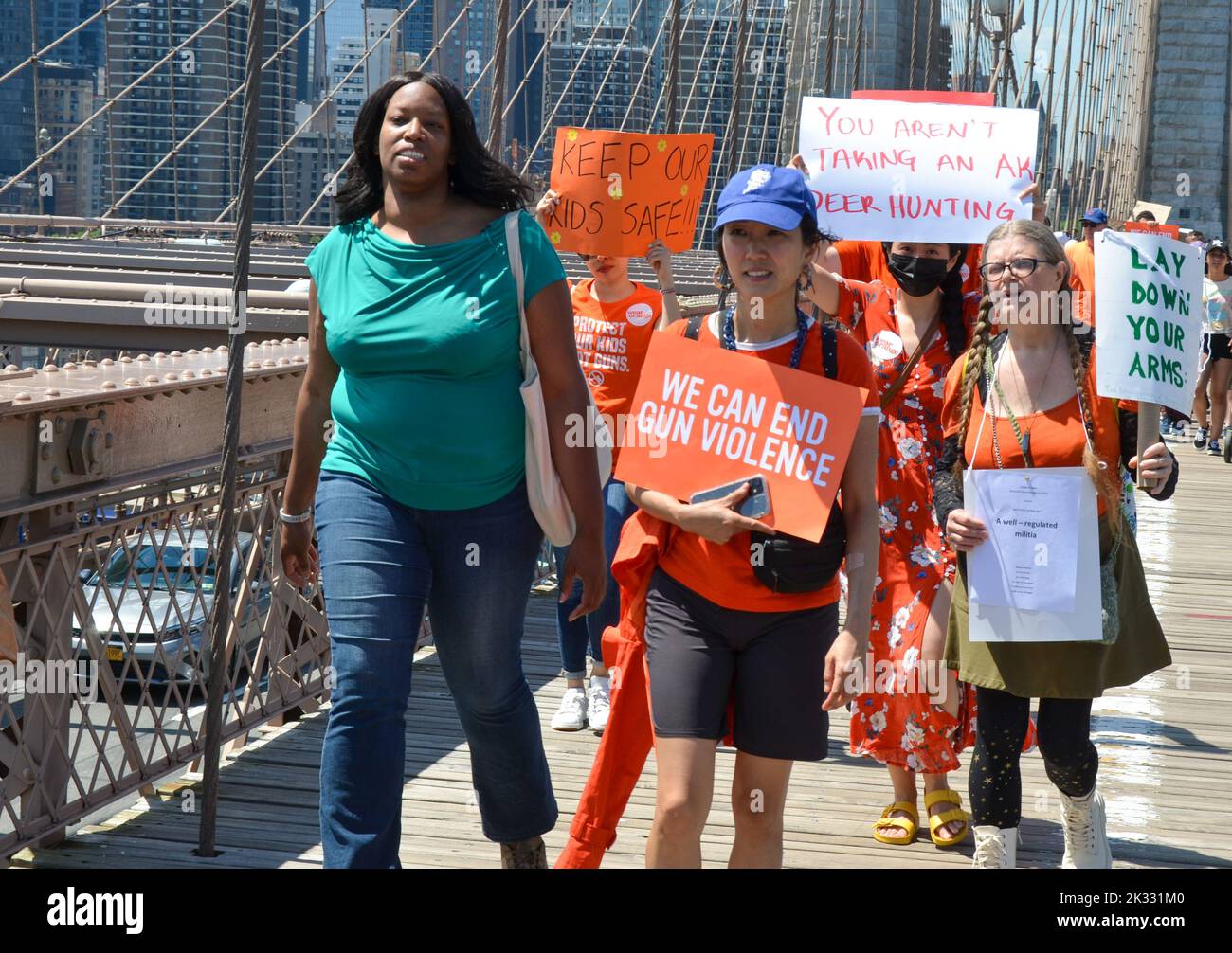 The people marching across the Brooklyn Bridge in support of shooting ...