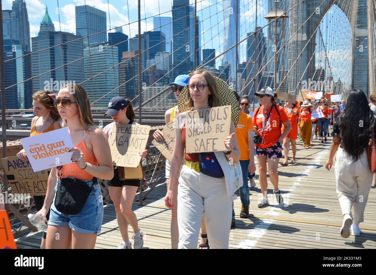 The people marching across the Brooklyn Bridge in support of shooting ...