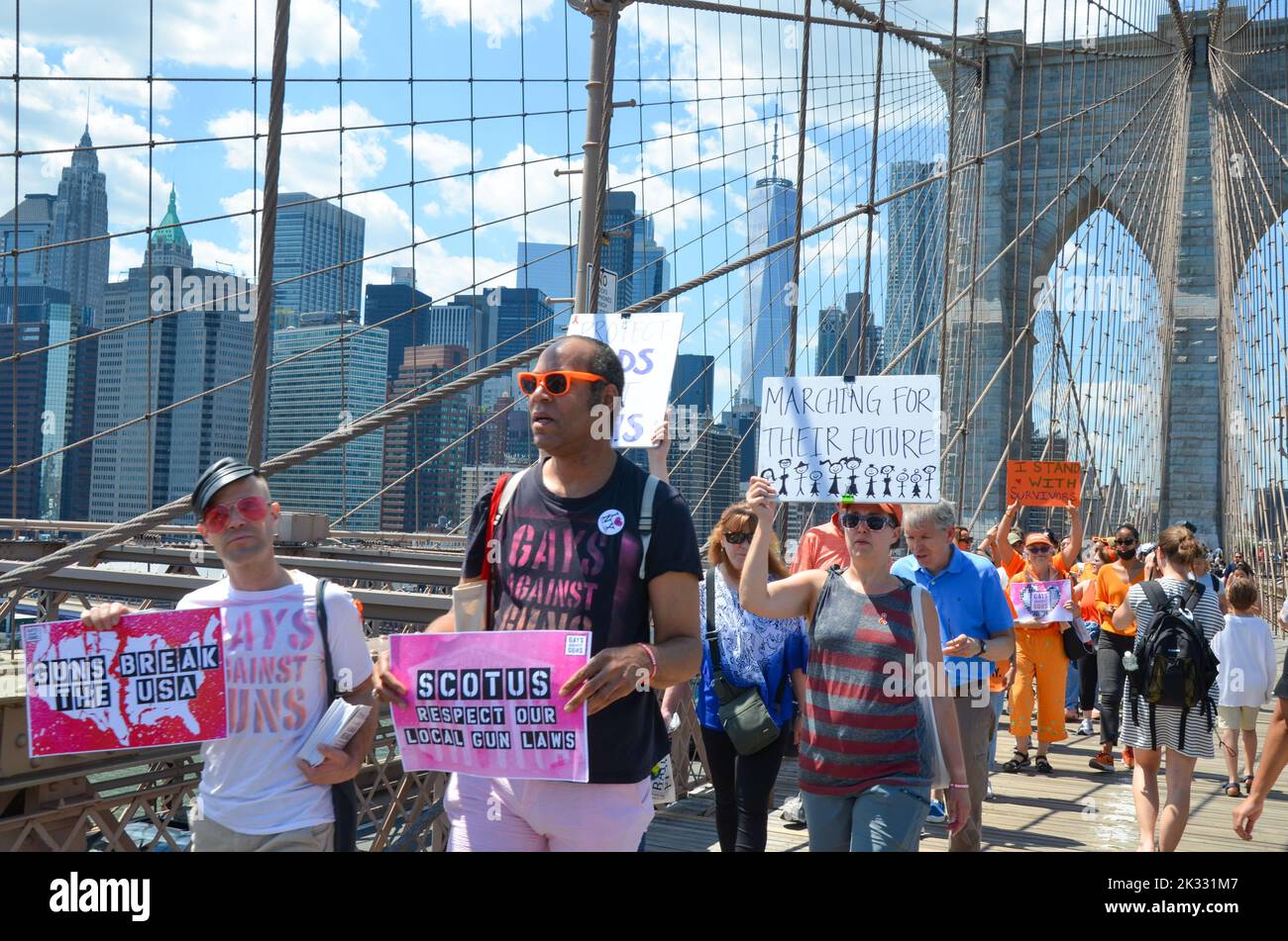 The people marching across the Brooklyn Bridge in support of shooting ...
