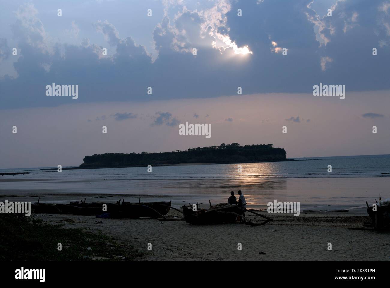 Fort Harne in the Arabian sea and the beach at the time of sunset ...