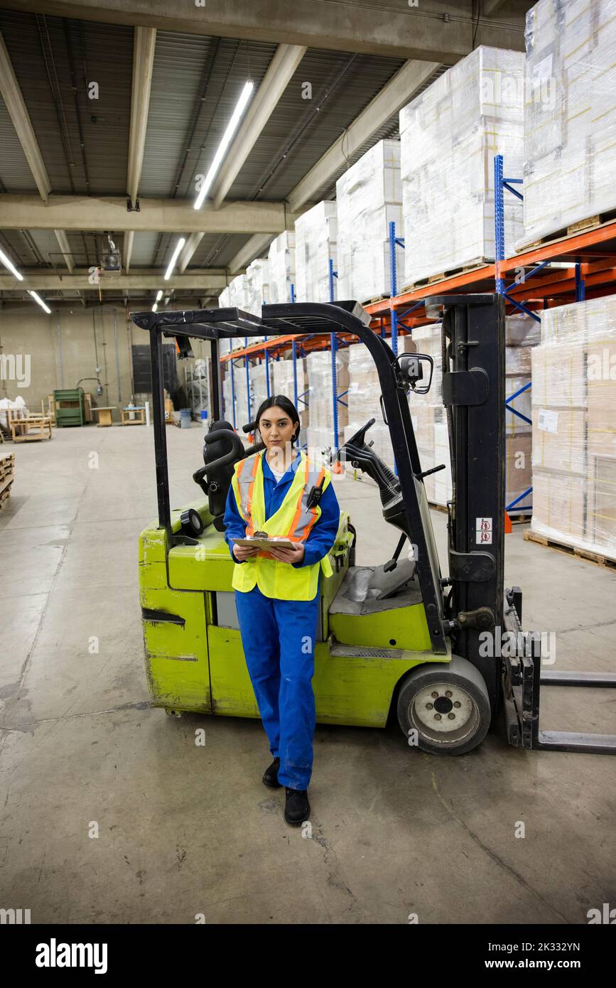 Forklift driver warehouse hi-res stock photography and images - Alamy