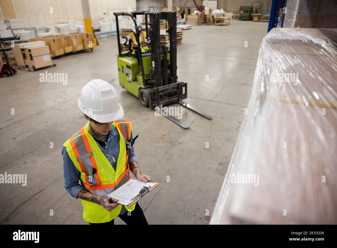 Cargo worker hi-res stock photography and images - Alamy