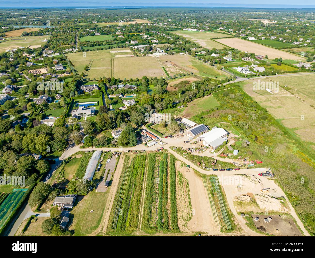 Green area surrounding homes hi-res stock photography and images - Alamy