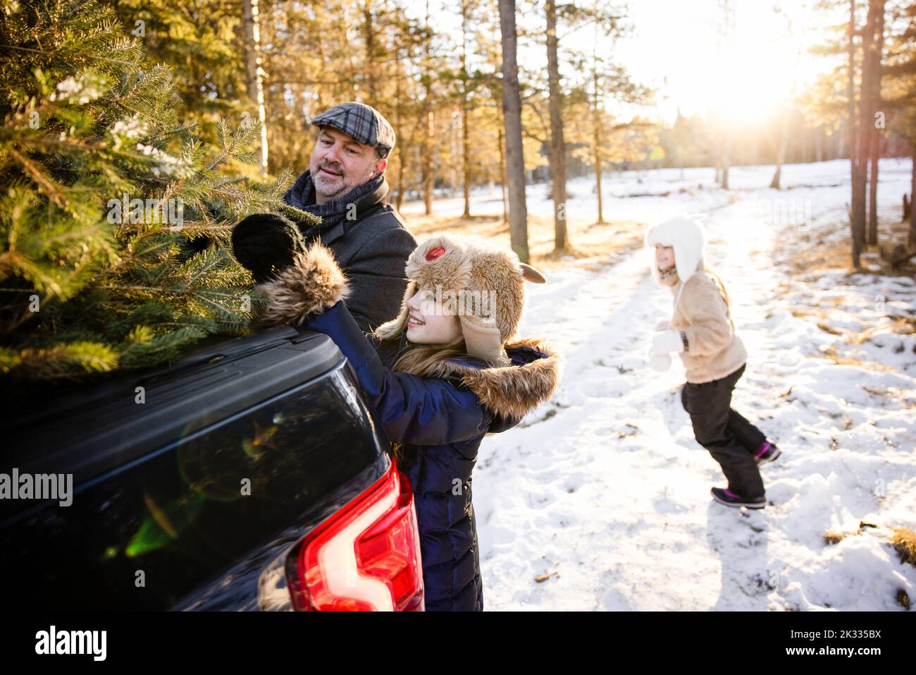 Family car holiday loading hi-res stock photography and images - Alamy