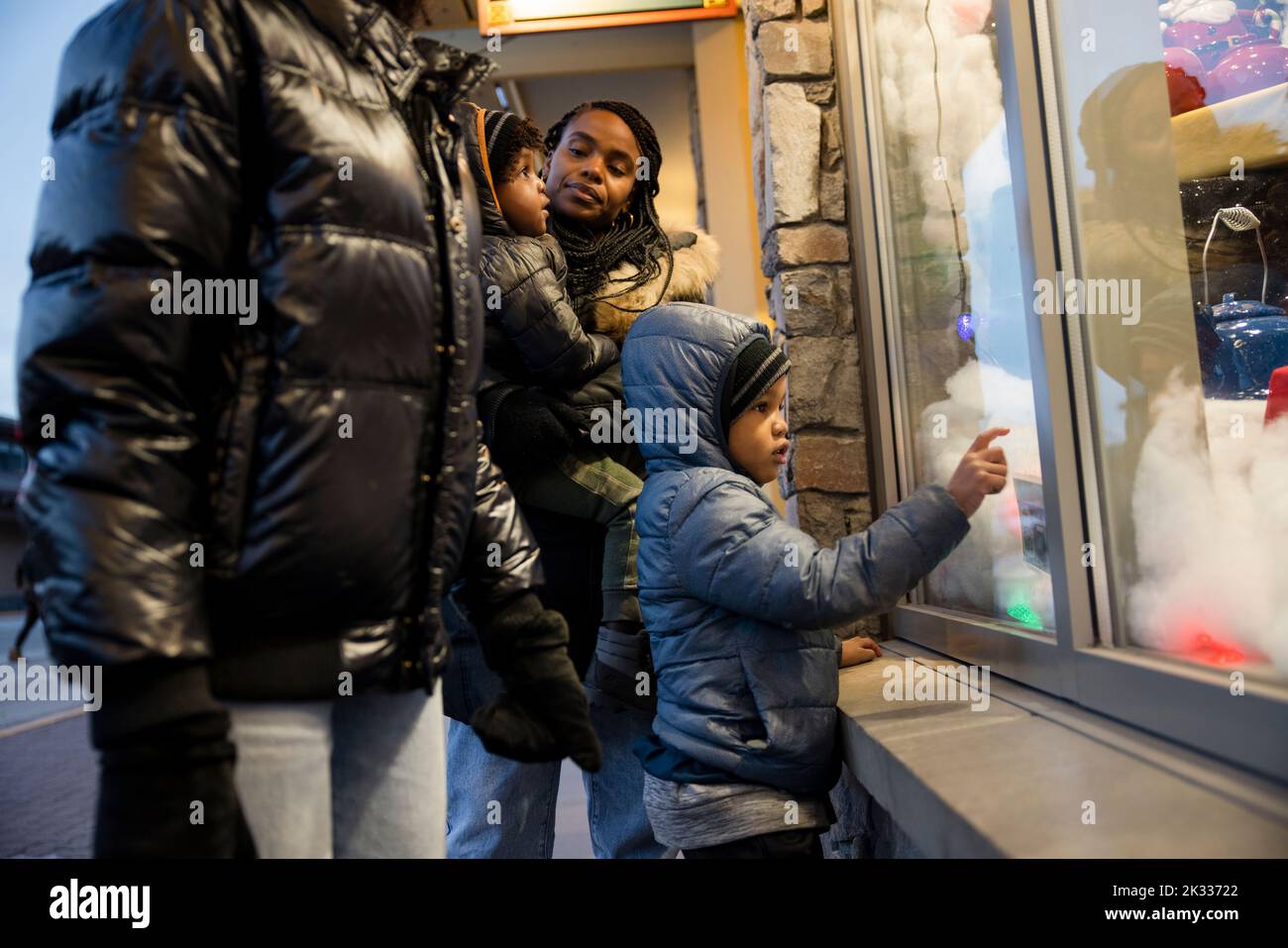 Boy looking at shop window hi-res stock photography and images - Alamy