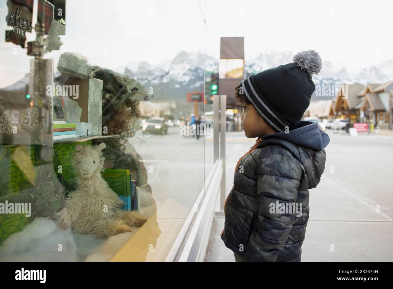 Boy looking at shop window hi-res stock photography and images - Alamy