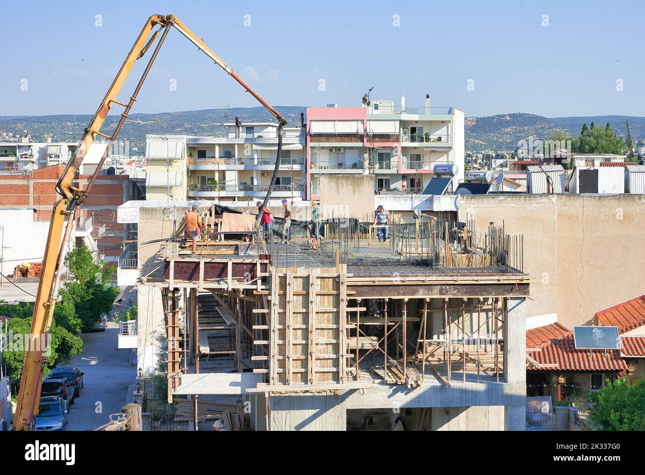 Workers pour fresh concrete hi-res stock photography and images - Alamy