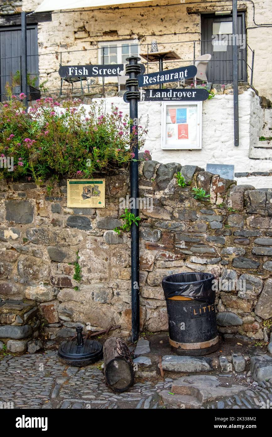 Sign post crossroads hi-res stock photography and images - Alamy